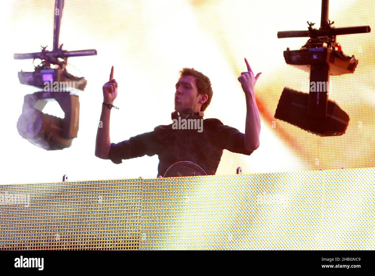 Calvin harris on stage hi-res stock photography and images - Alamy
