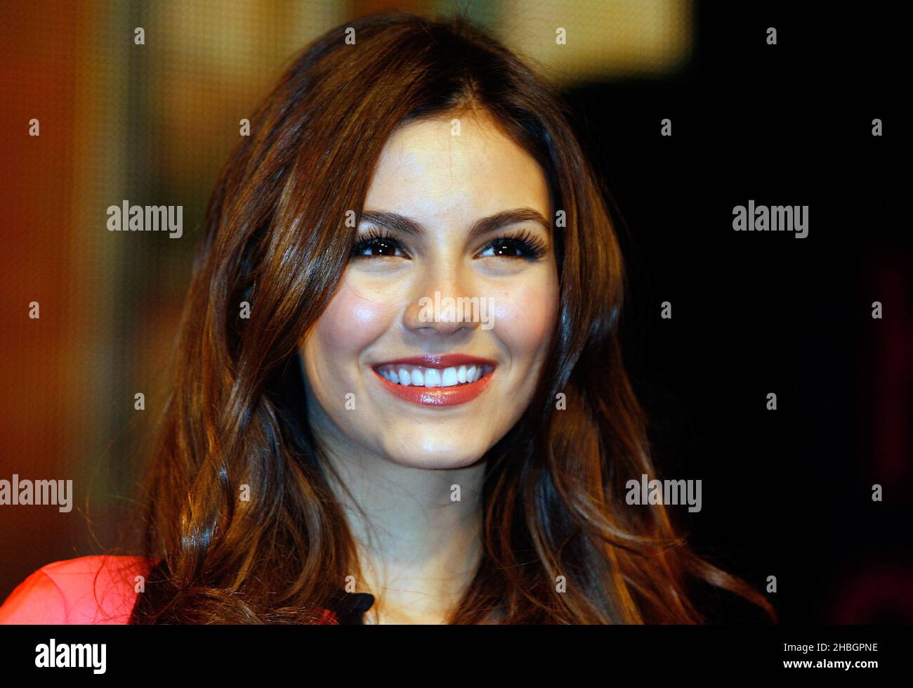 Victoria Justice from the hit TV show Victorious meets fans and signs ...
