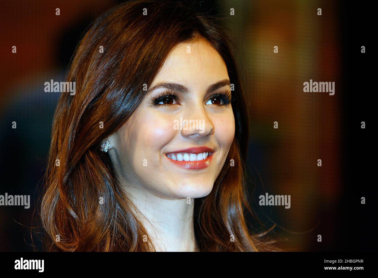 Victoria Justice from the hit TV show Victorious meets fans and signs ...