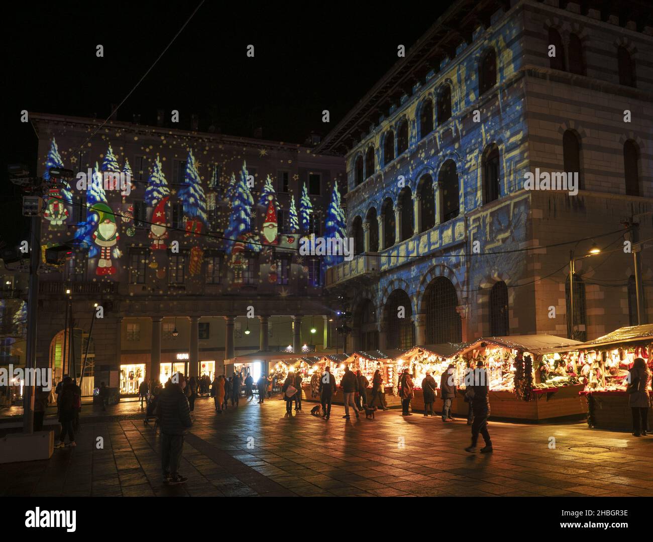 night shopping in the Como Christmas market,Italy Stock Photo - Alamy
