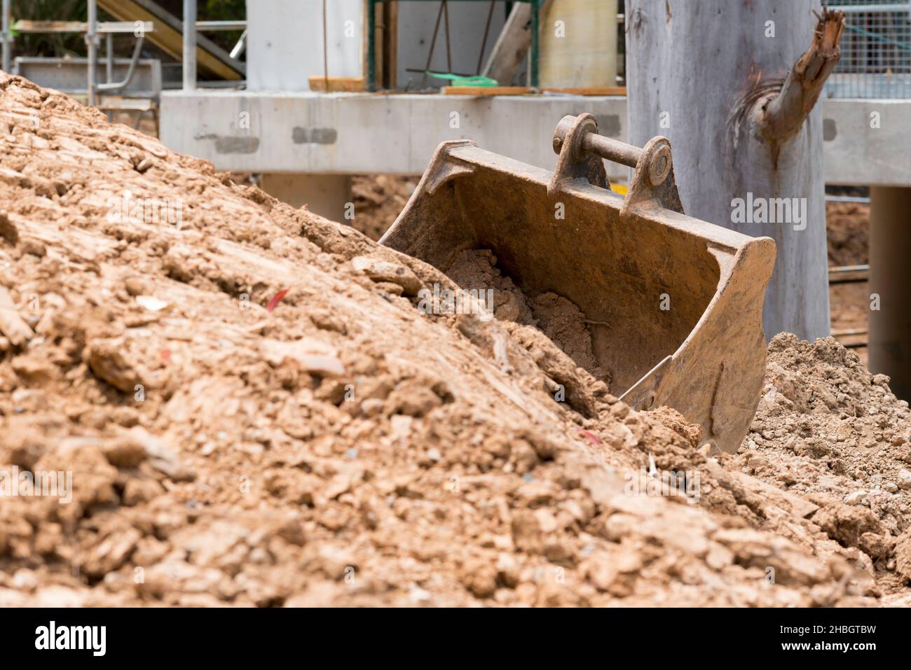 Excavator scoop unattached on the ground hi-res stock photography and ...