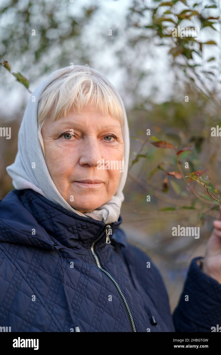 Woman natural hi-res stock photography and images - Alamy