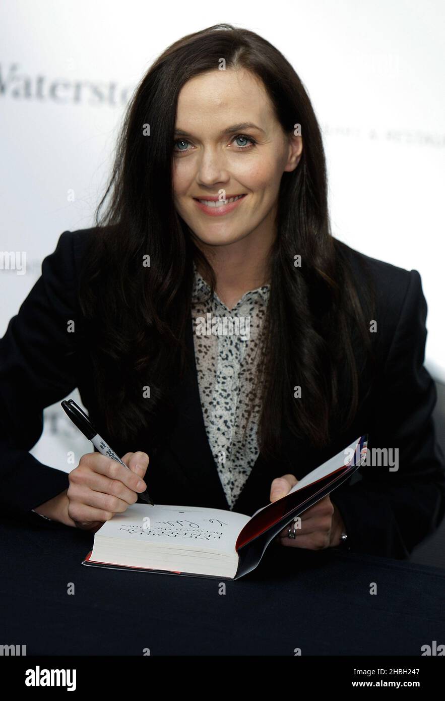 Victoria Pendleton signs copies of her autobiography Between The Lines ...