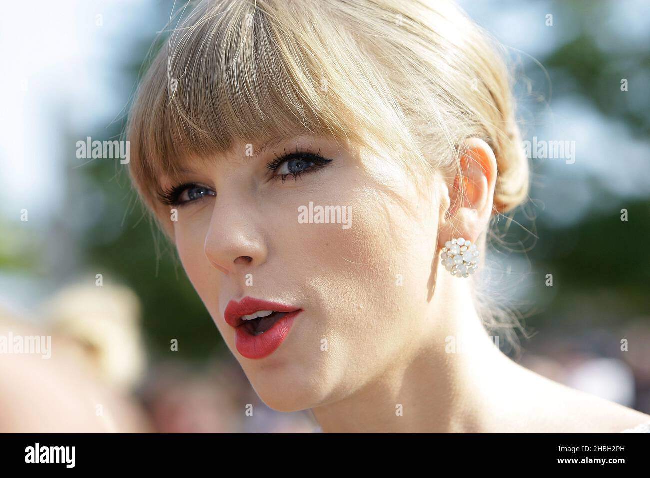 Taylor swift head shot hi-res stock photography and images - Alamy