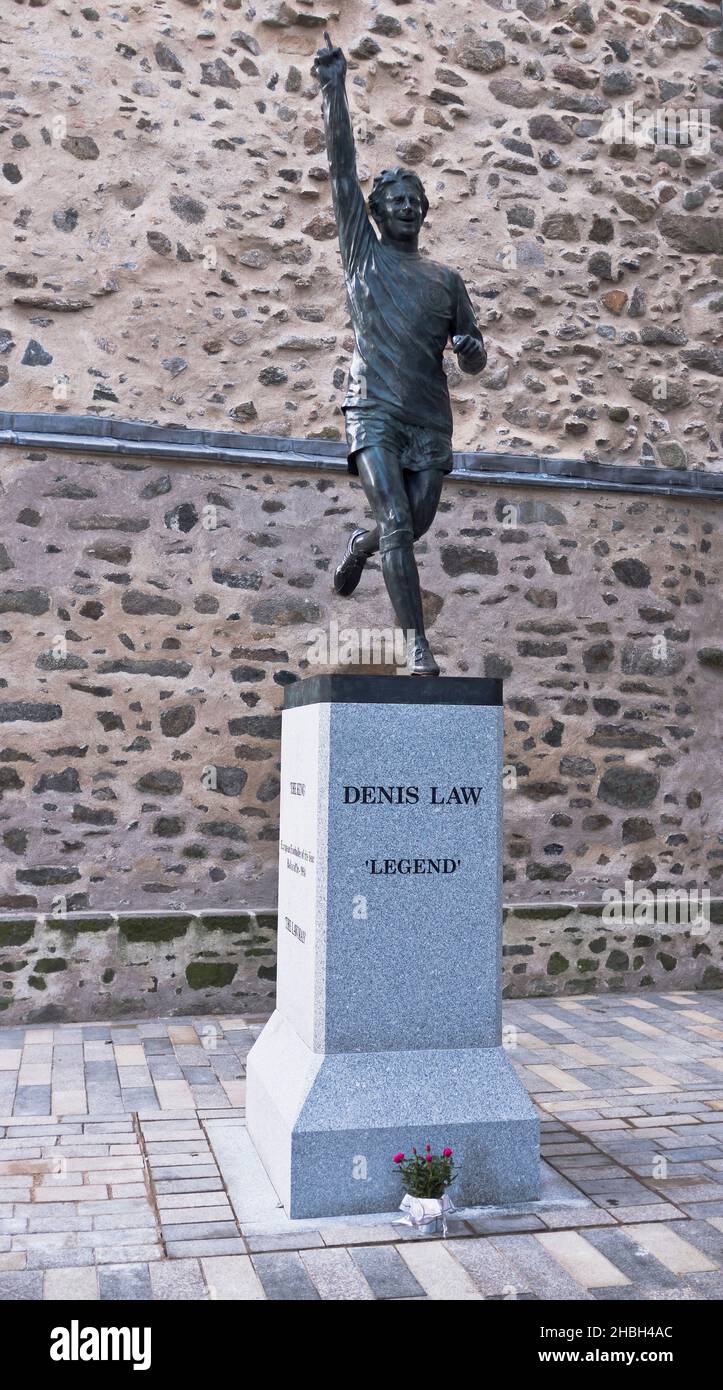 dh Denis Law statue ABERDEEN SCOTLAND Scottish Footballers statue ...