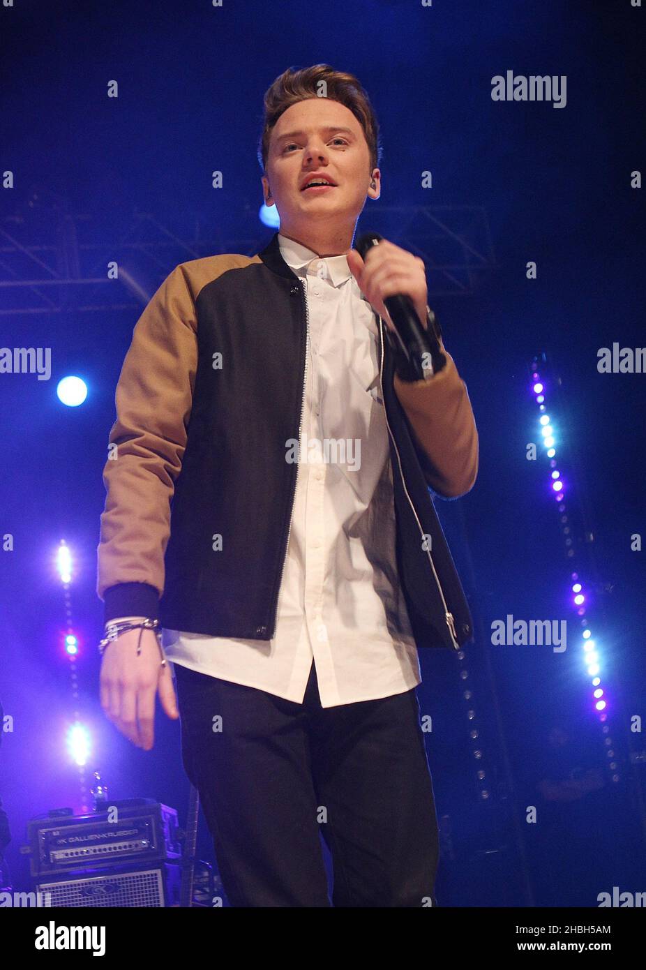 Preforming live in concert hi-res stock photography and images - Alamy