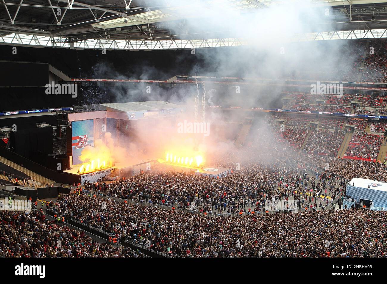 Stage fireworks hi-res stock photography and images - Alamy