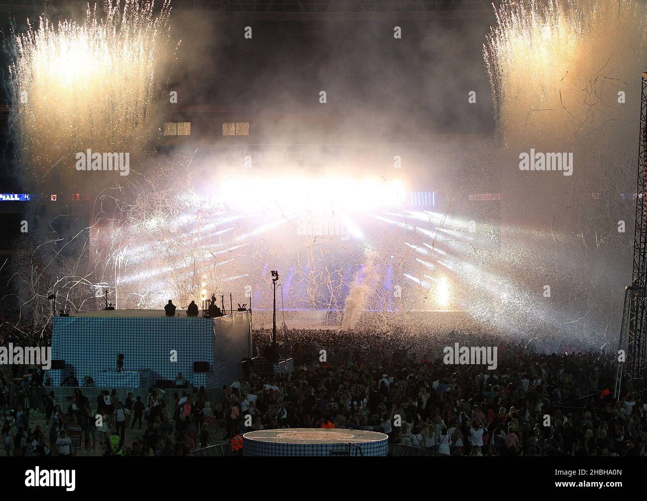 Stage fireworks hi-res stock photography and images - Alamy
