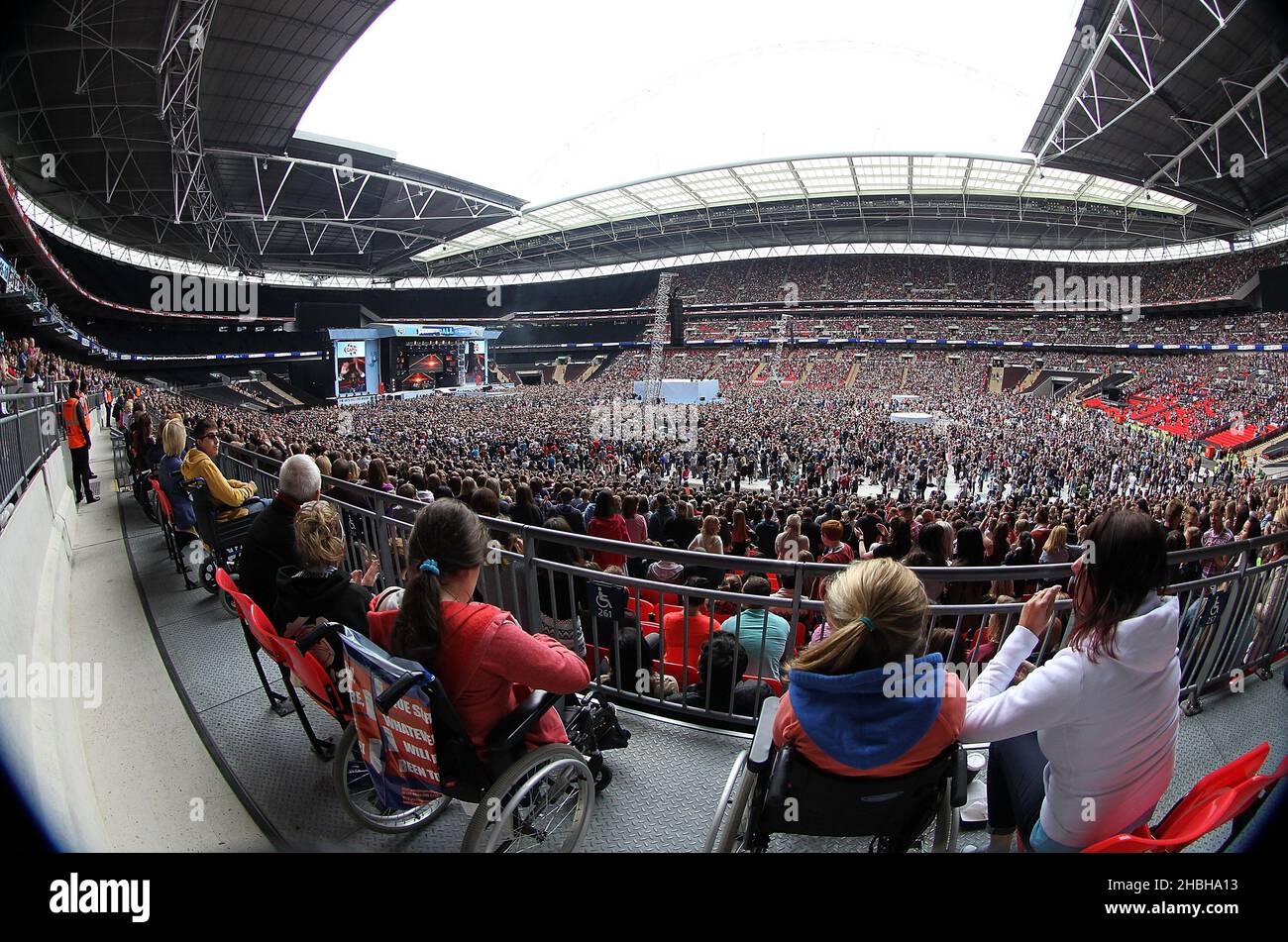 Wembley stadium fans concert hi-res stock photography and images - Alamy