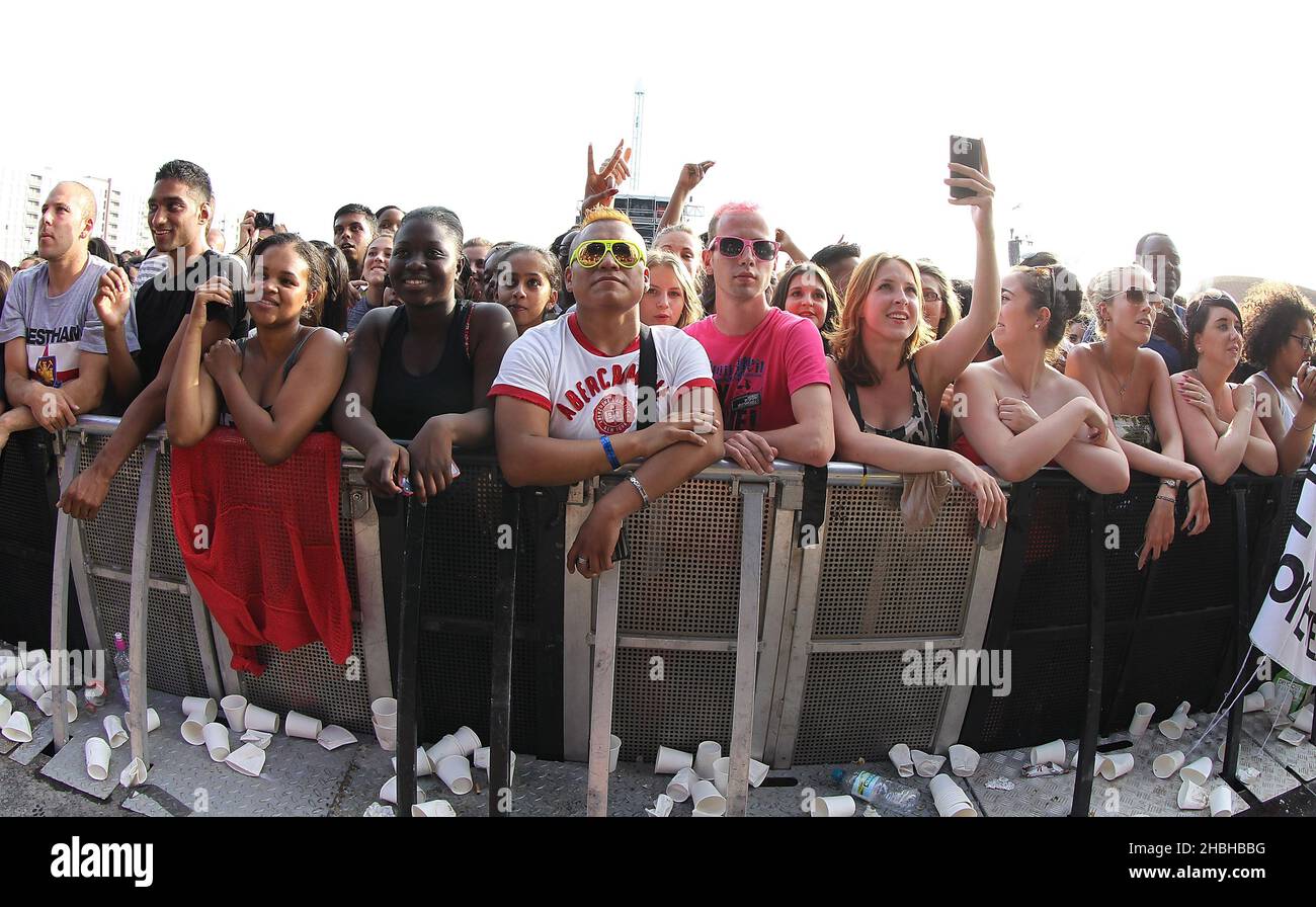 Crowd fans spectators hi-res stock photography and images - Alamy