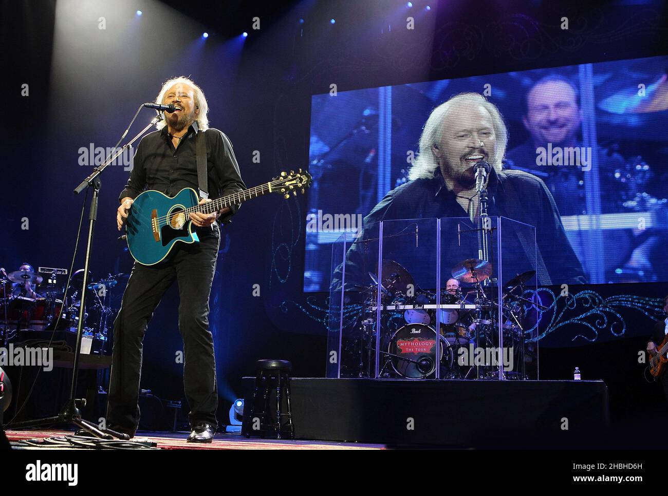 Barry gibb in concert hi-res stock photography and images - Alamy
