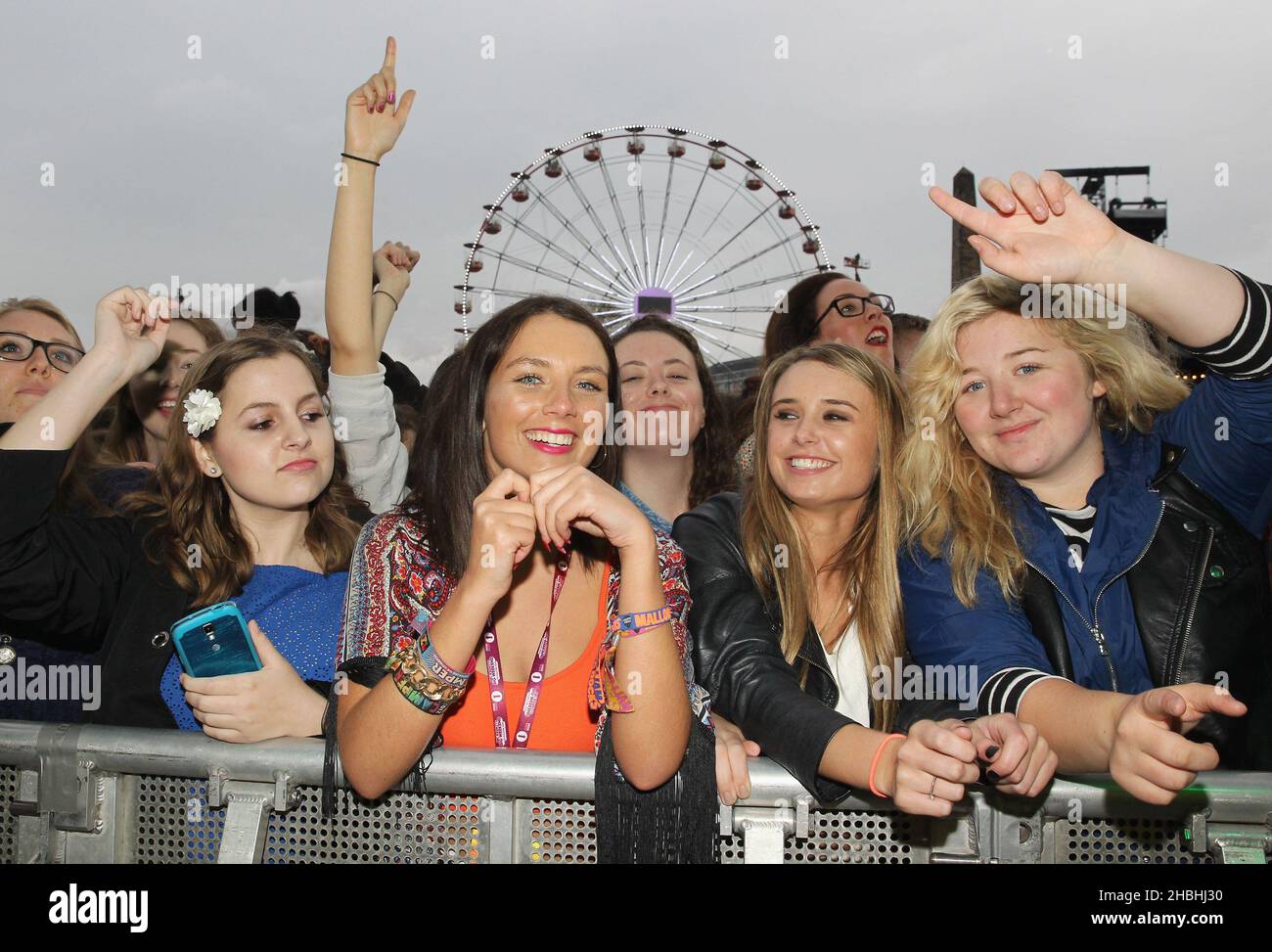 Big crowd of fans hi-res stock photography and images - Alamy