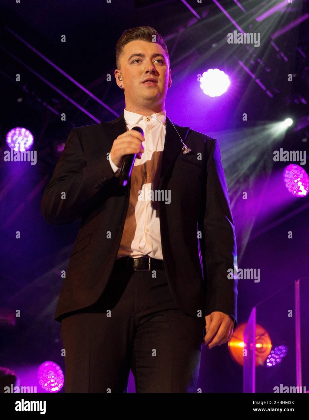 Sam smith performs on stage hi-res stock photography and images - Alamy