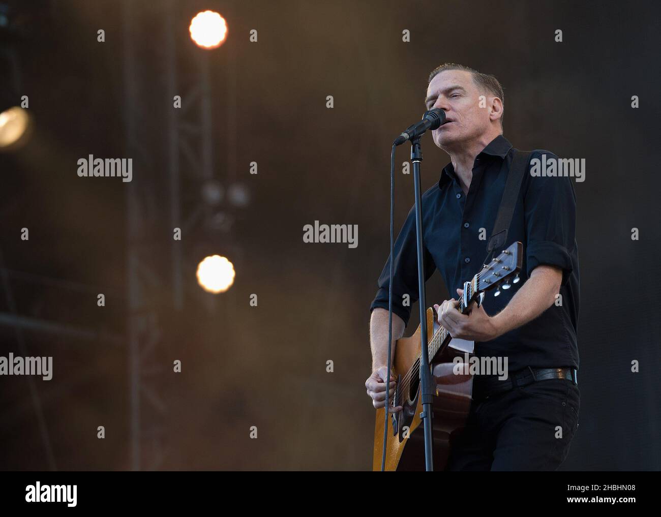 Bryan adams in concert hi-res stock photography and images - Alamy
