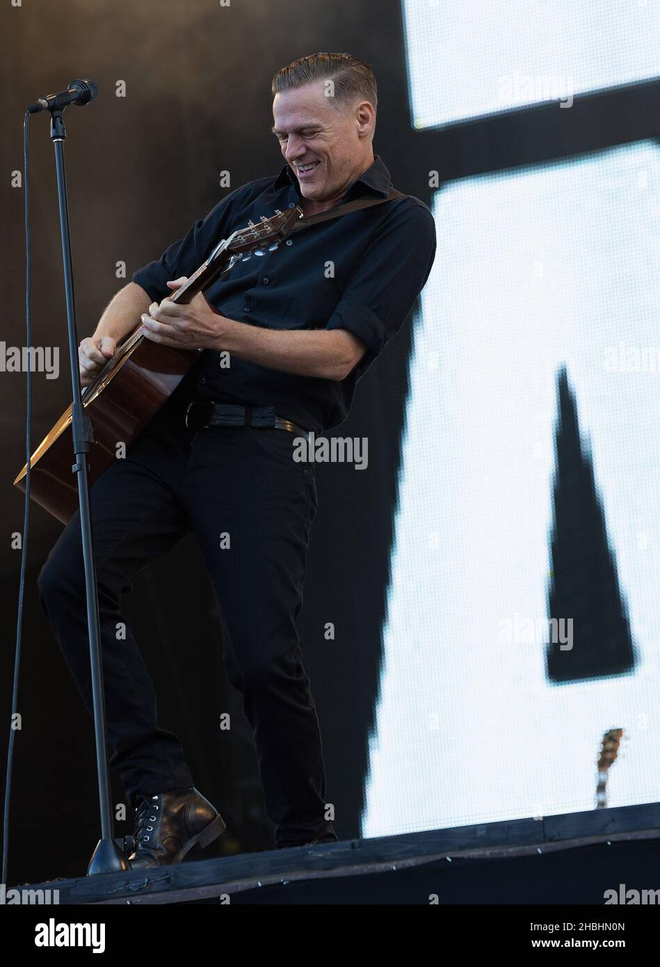 Bryan adams in concert hi-res stock photography and images - Alamy