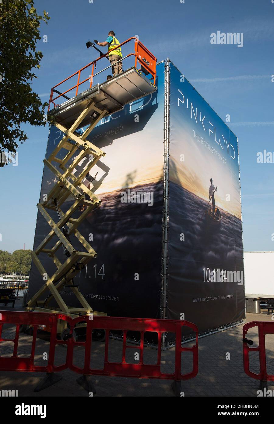 Installing artwork hi-res stock photography and images - Alamy