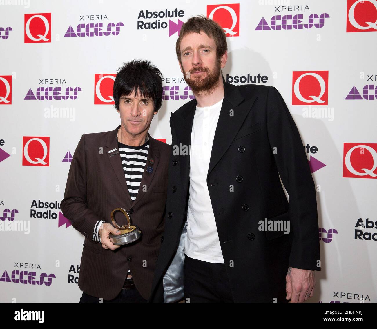Johnny Marr with Gibson Les Paul Award and Sir Bradley Wiggins at the ...