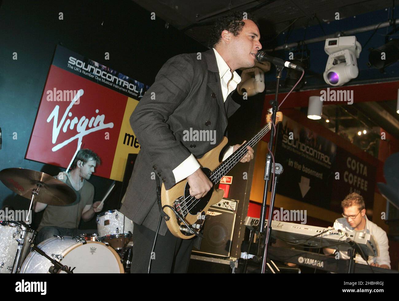 Harry Collier, vocalist, Adj, gutiar, John Tilley, Keyboards, Dom ...