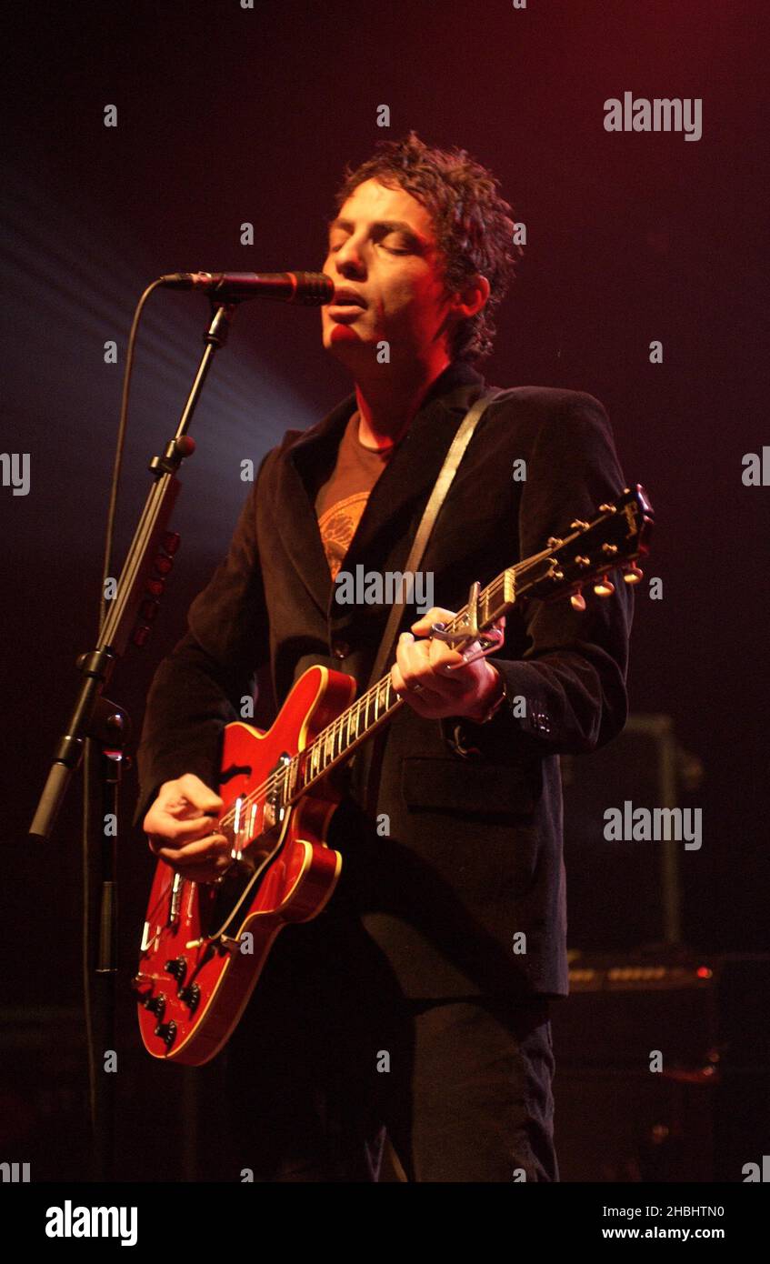 The Wallflowers, Jacob Dylan performing live at The shepherds bush ...