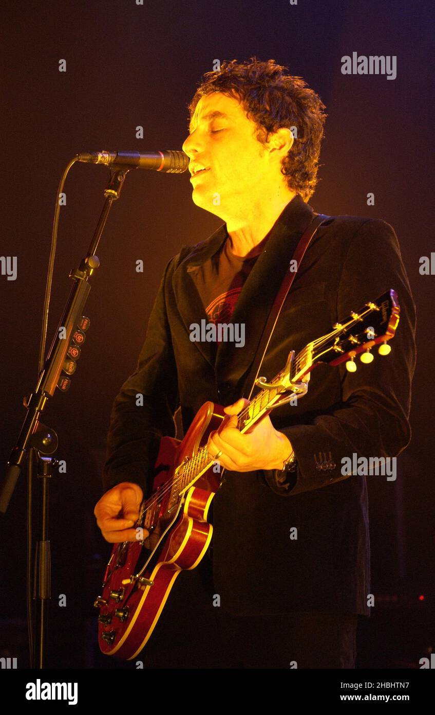 The Wallflowers, Jacob Dylan performing live at The shepherds bush ...