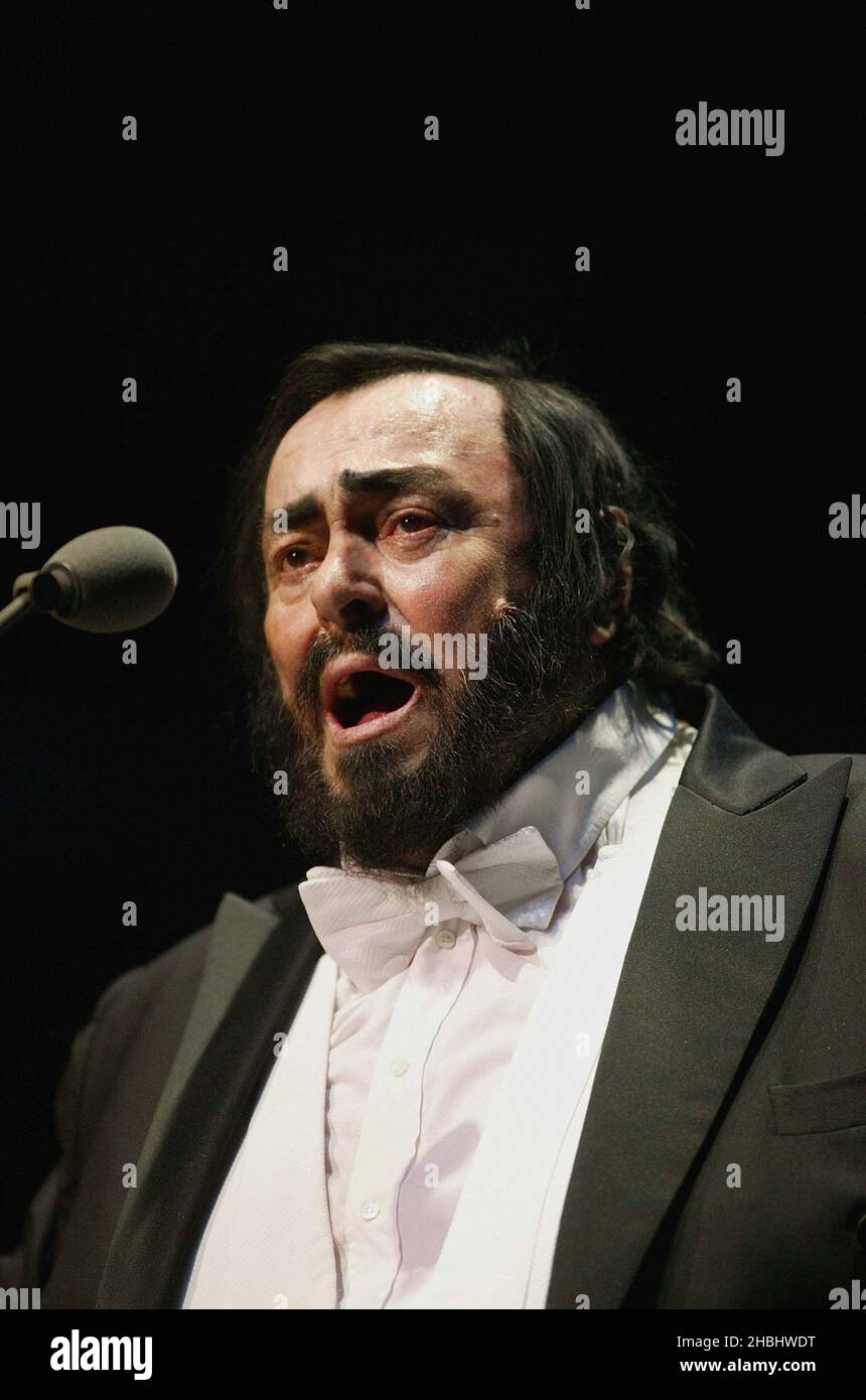 Luciano pavarotti on stage hi-res stock photography and images - Alamy