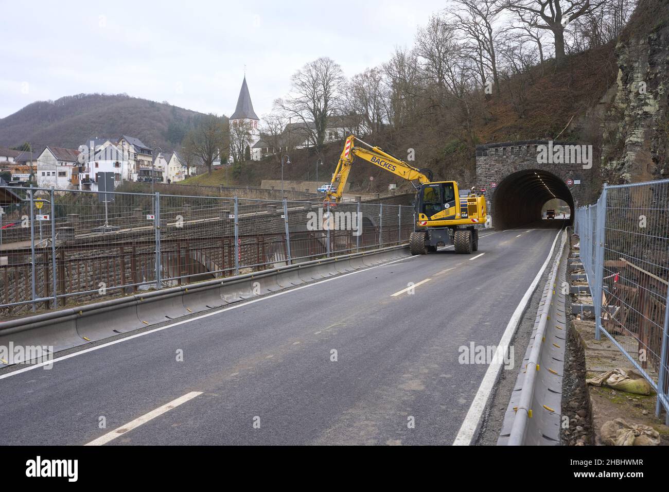 Schuld, Germany. 20th Dec, 2021. An excavator is still working on the ...