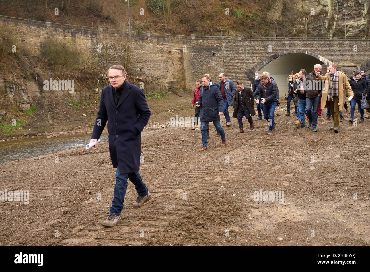 Schuld, Germany. 20th Dec, 2021. Martin Haller (SPD, l), the chairman ...