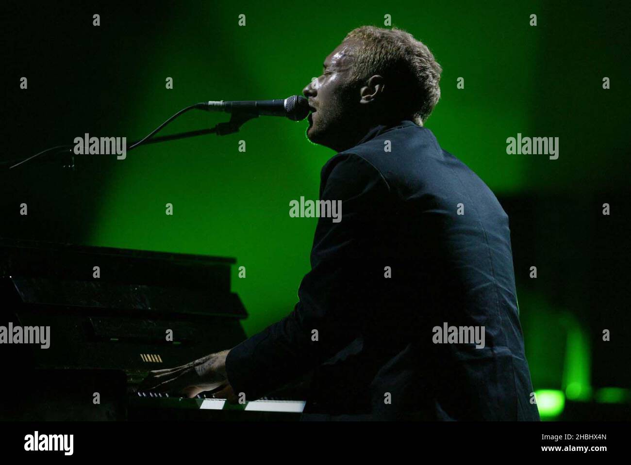 Chris martin piano hi-res stock photography and images - Alamy