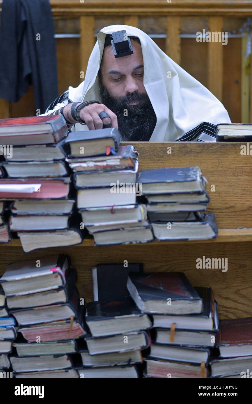 Jewish prayer usa synagogue hi-res stock photography and images - Alamy