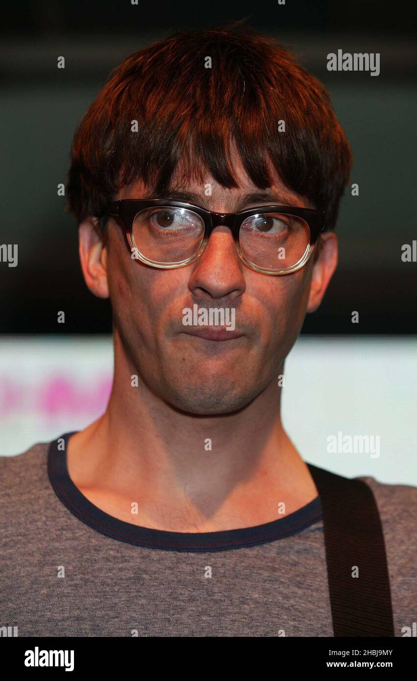 Former Blur guitarist Graham Coxon performs live free gig featuring ...
