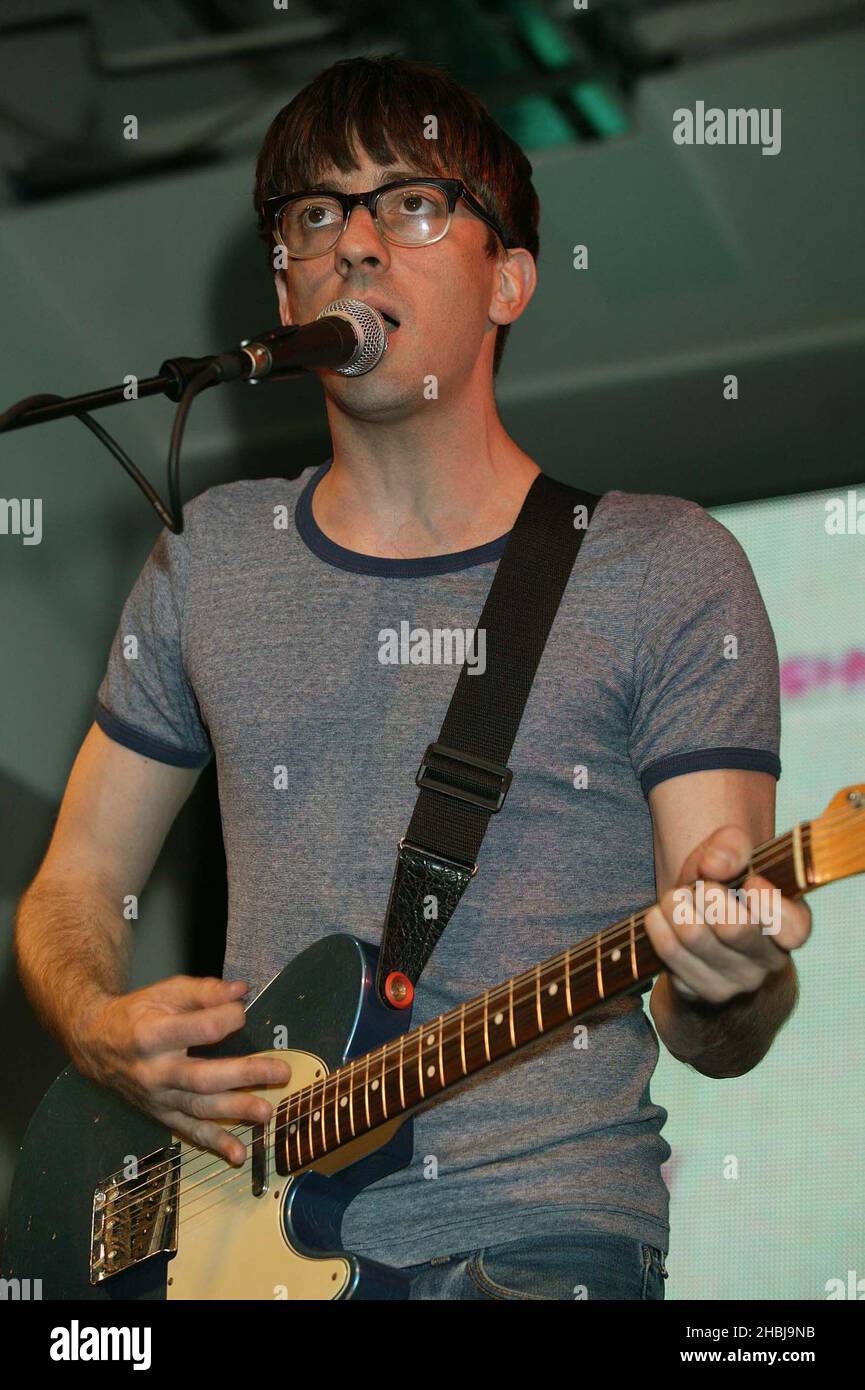 Former Blur guitarist Graham Coxon performs live free gig featuring ...