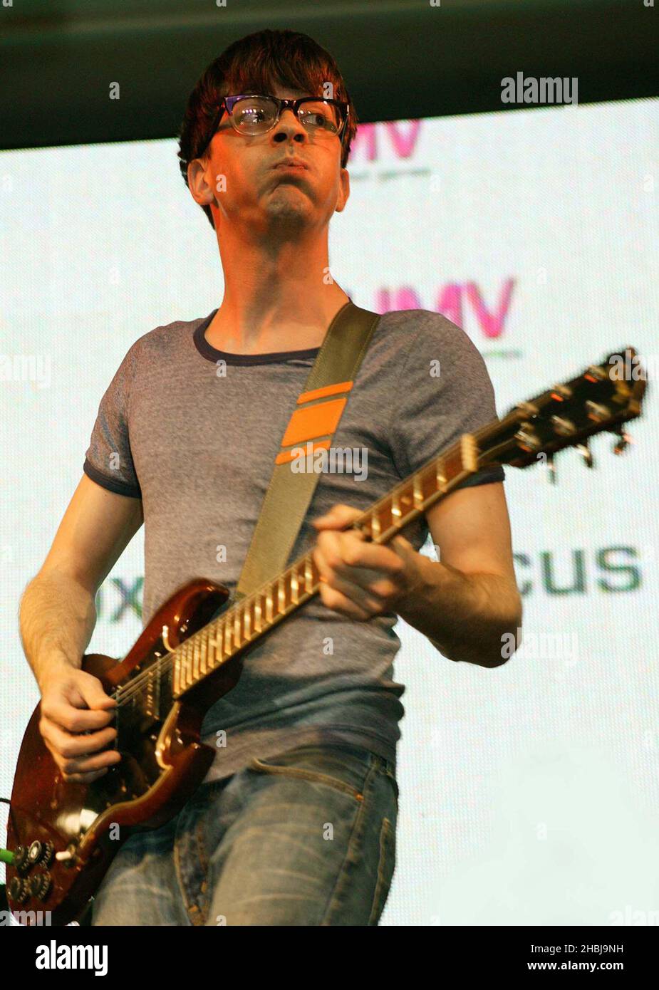 Former Blur guitarist Graham Coxon performs live free gig featuring ...