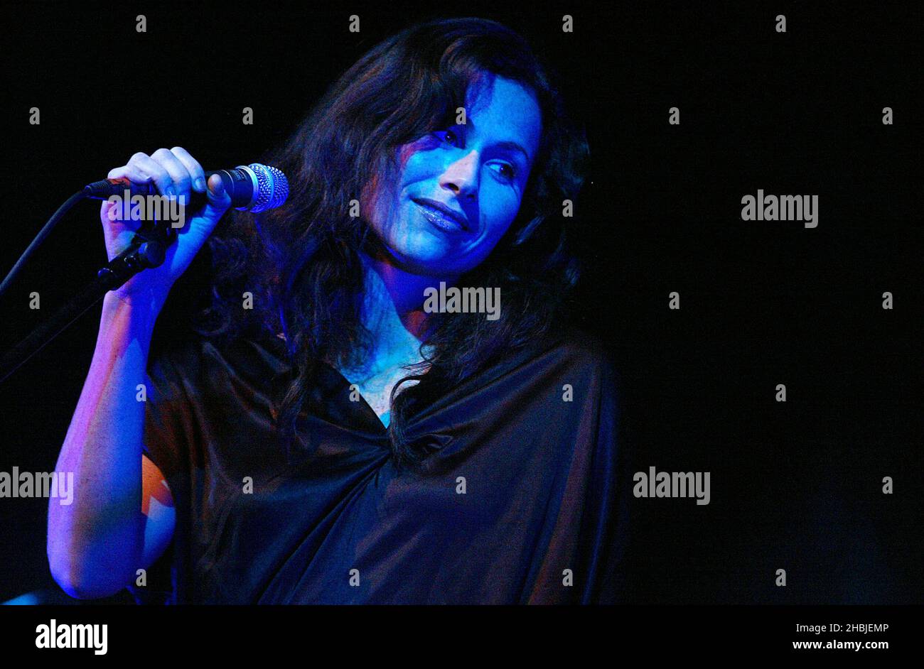 Hollywood actress turned singer/songwriter Minnie Driver supports Neil ...
