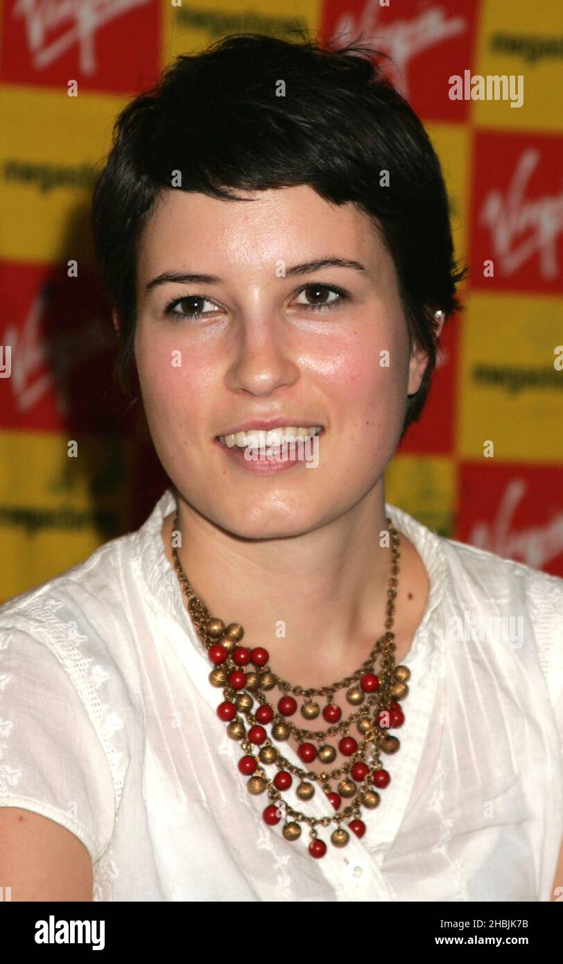 Missy Higgins; Aussie songstress performs live and signs copies of ...