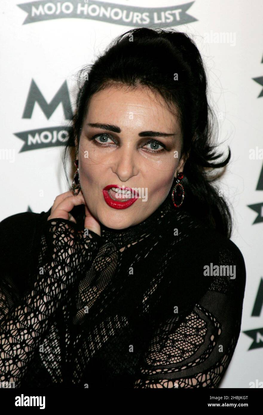 Sioxsie Sioxsie of Sioxsie and the Banchees poses at arrivals and wins ...