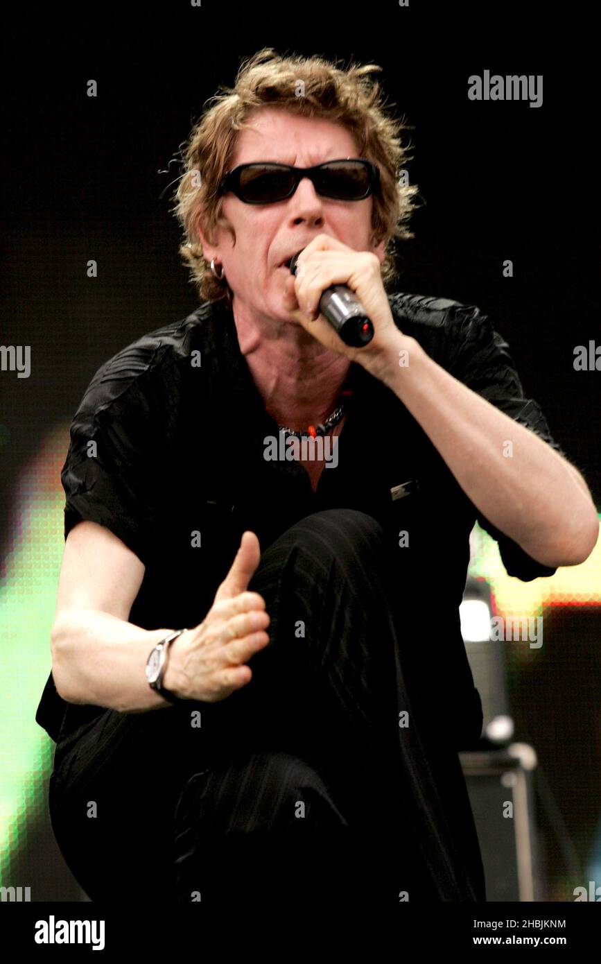 Richard Butler vocalist of The Psychedelic Furs performs on stage at ...