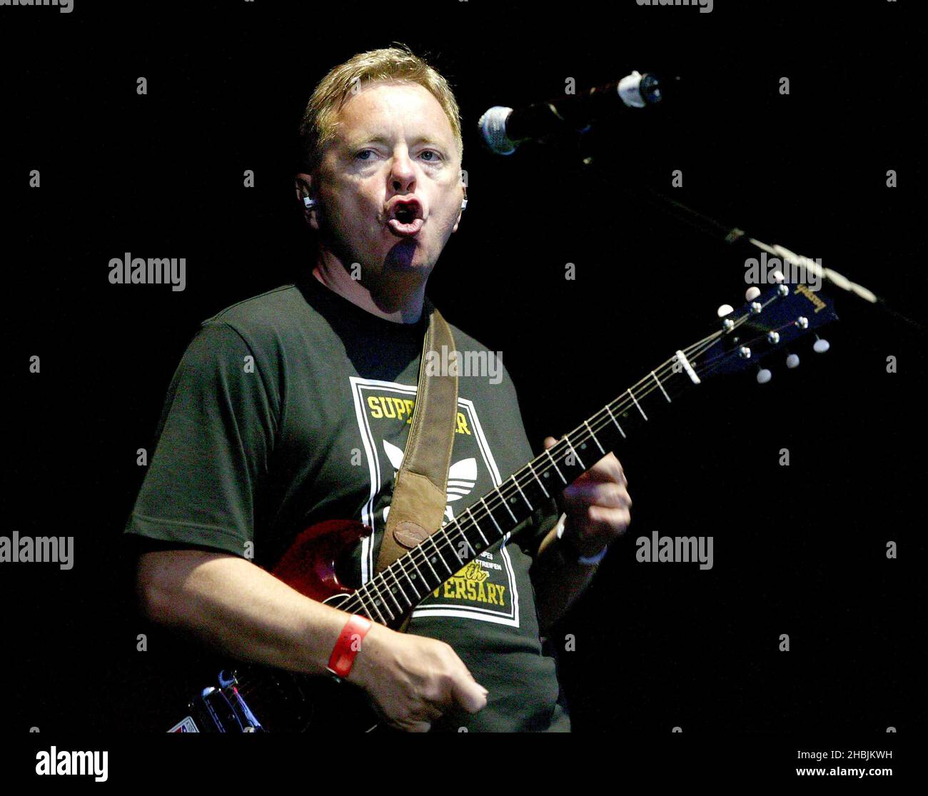 Guitarist and vocalist hi-res stock photography and images - Alamy