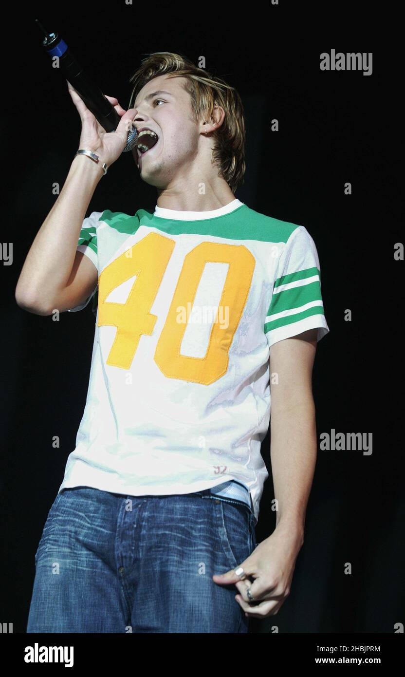 V support busted live in concert at wembley arena hi-res stock ...