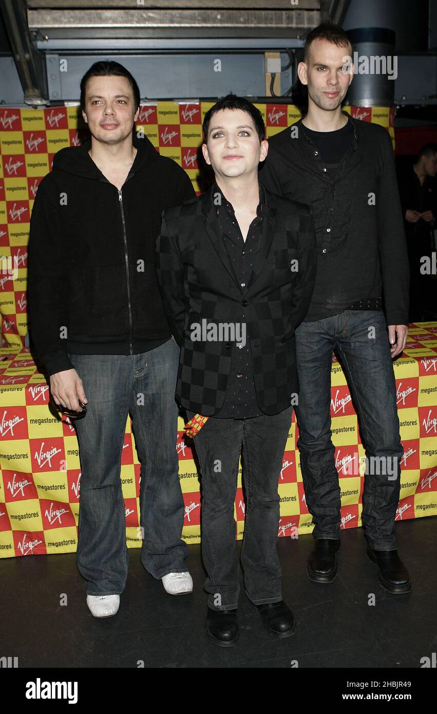 Steve Hewitt (drums), Brian Molko (vocalist, guitaritst) , Stefan ...
