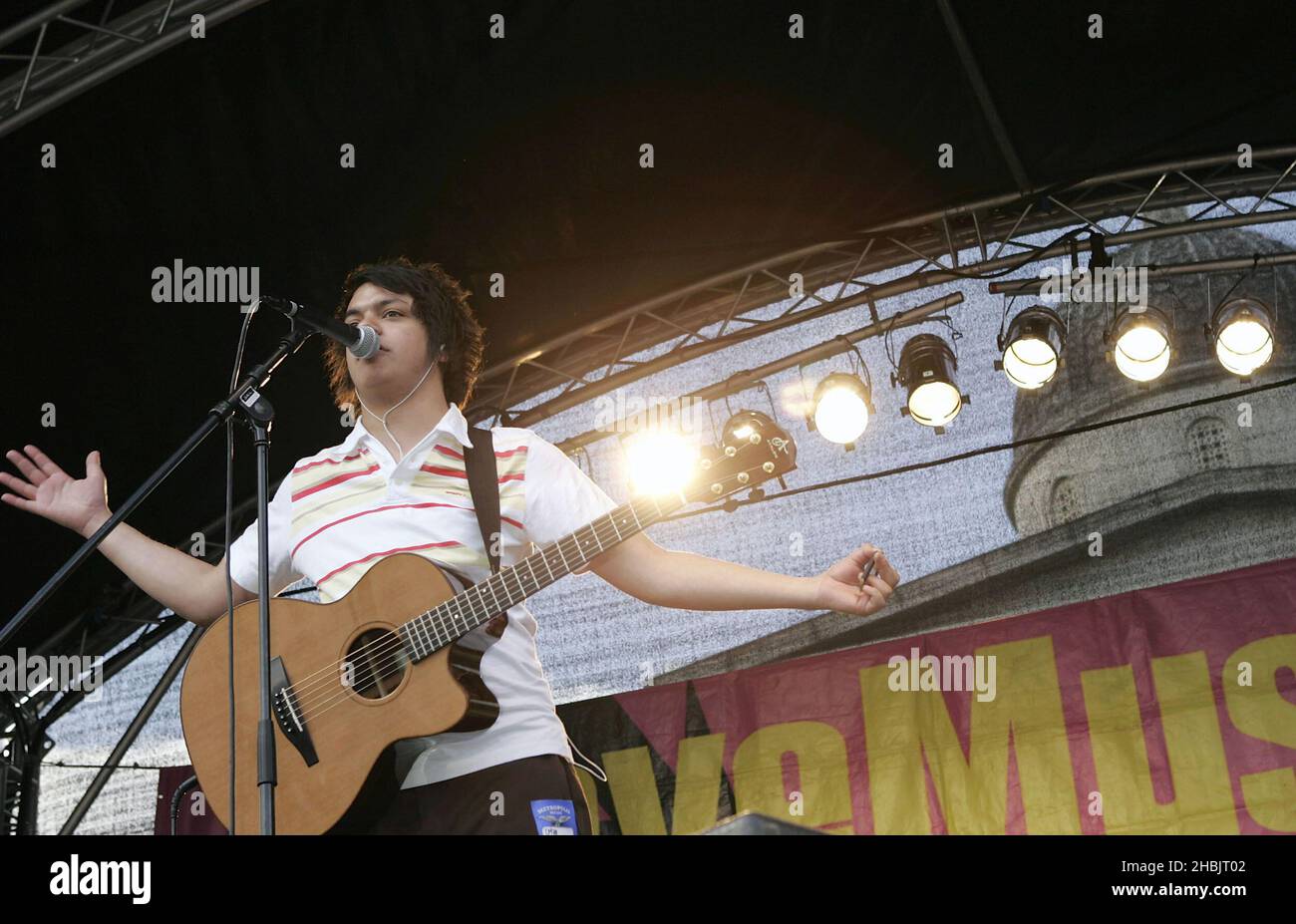 Sam Duckworth of Get Cape Wear Cape Fly performing Stock Photo - Alamy