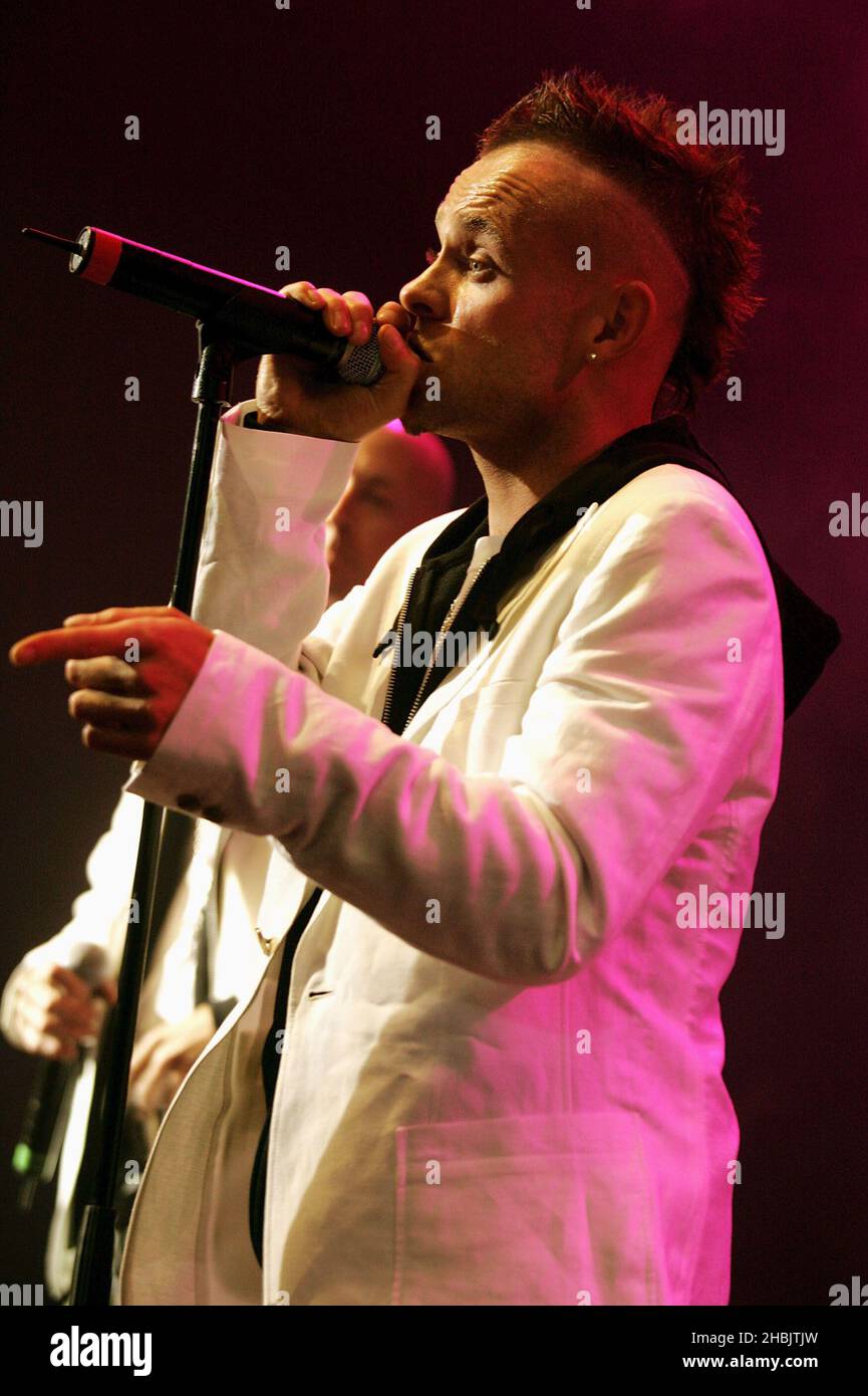 Brian harvey of e17 on stage hi-res stock photography and images - Alamy
