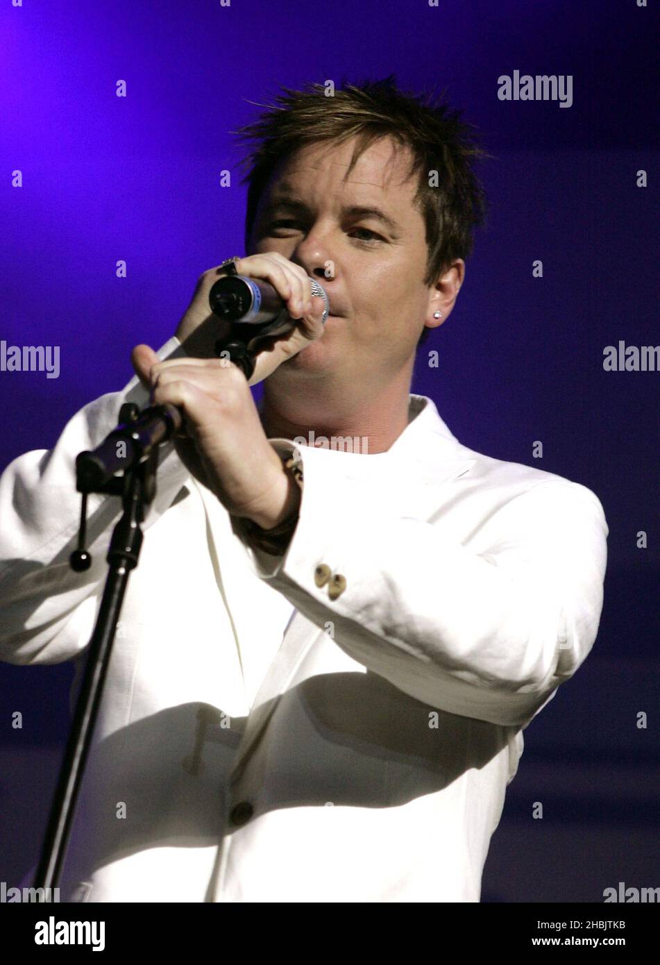 Tony mortimer of e17 on stage hi-res stock photography and images - Alamy
