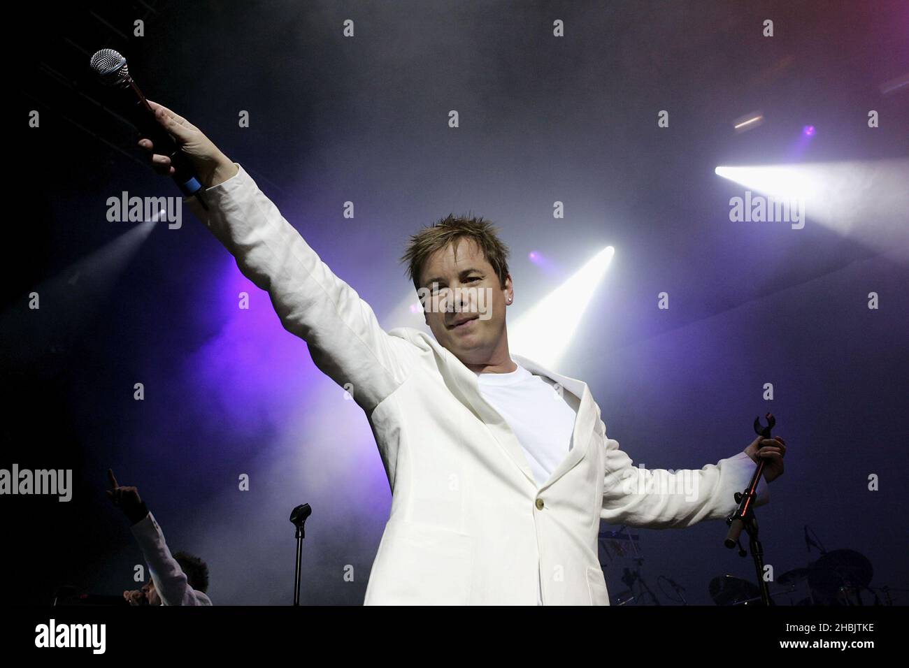 Tony mortimer of e17 on stage hi-res stock photography and images - Alamy