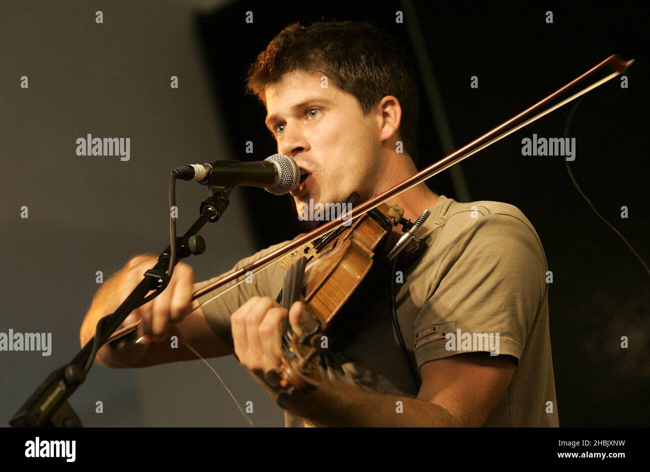 Seth Lakeman performing Stock Photo - Alamy
