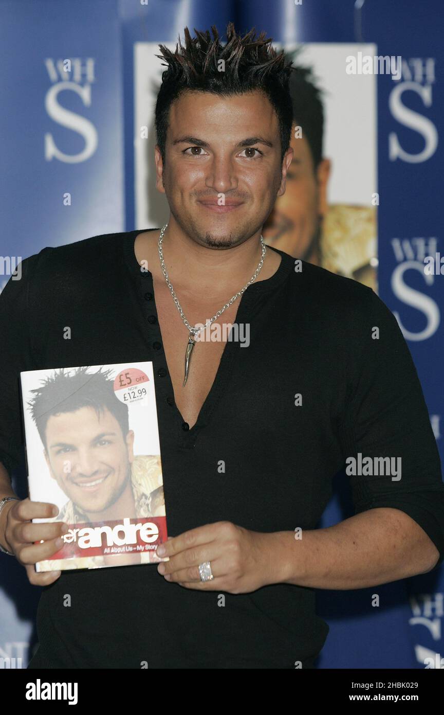 Peter andre book signing london hi-res stock photography and images - Alamy