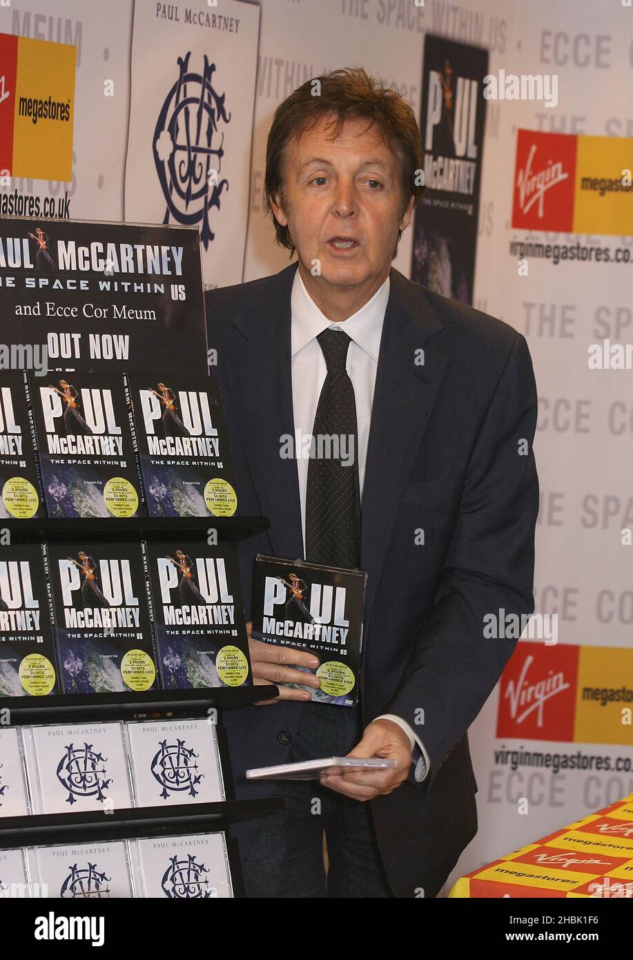 Paul McCartney attending an exclusive UK signing at Virgin Megastore, Piccadilly Stock Photo - Alamy
