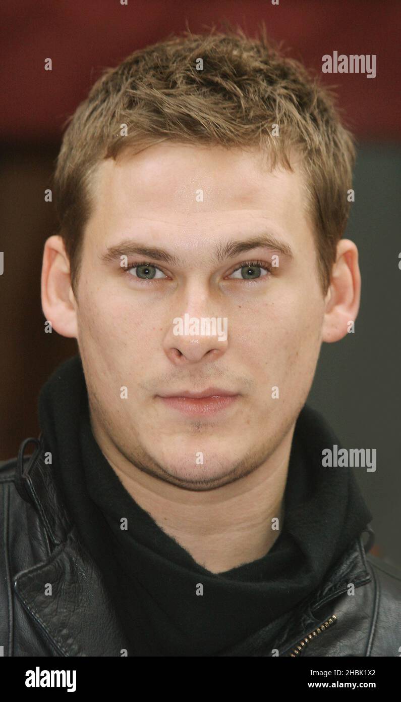 Lee Ryan joins his new 'band mates' for carol singing at Costa, Argyll ...