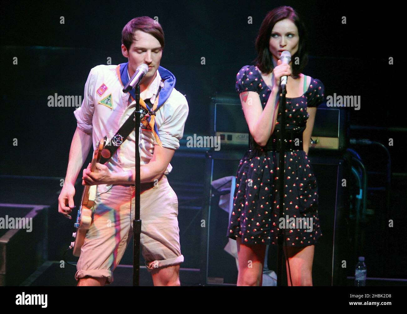 Sophie ellis bextor performs on stage with dan gillespie sells hi-res ...