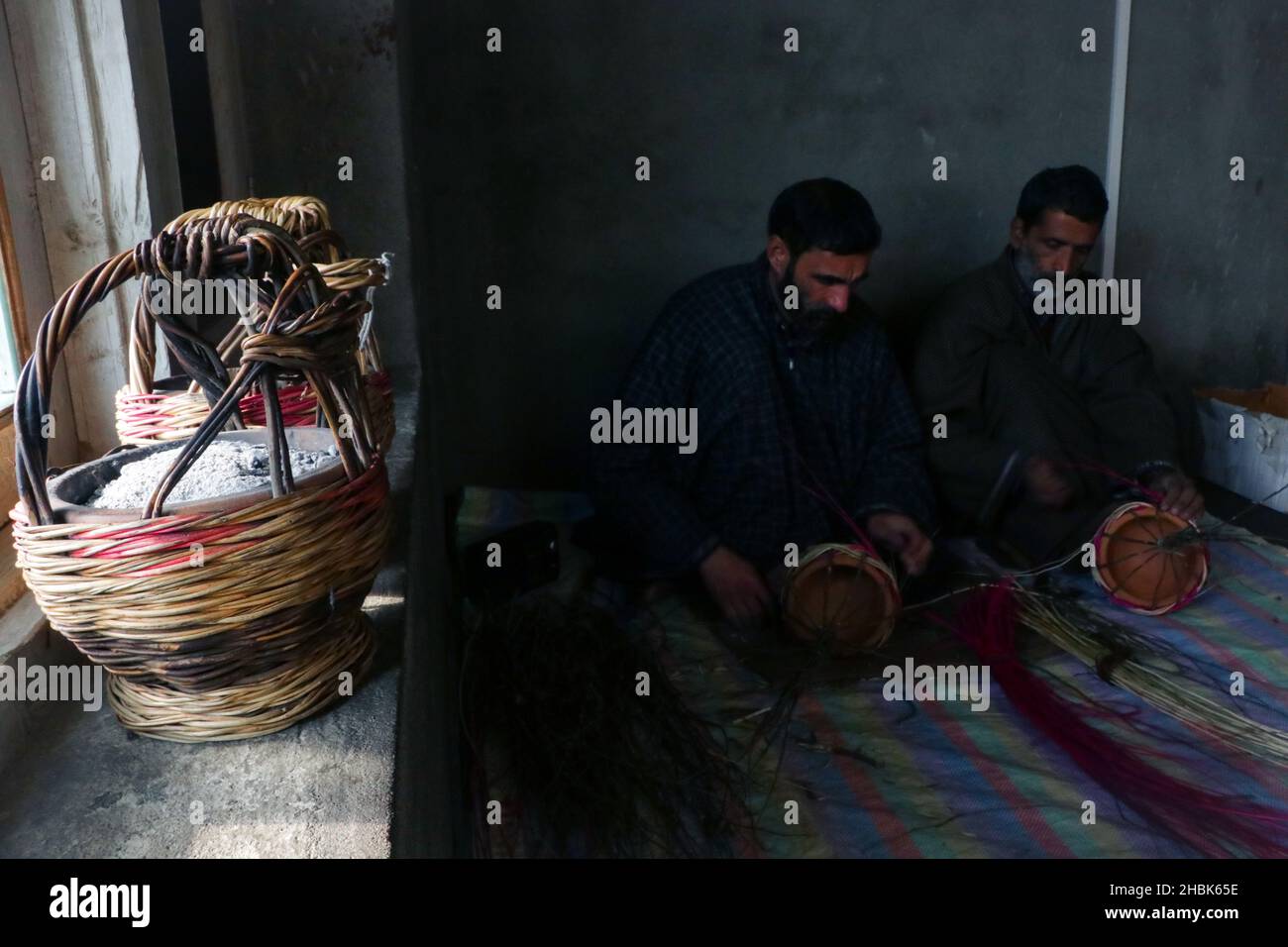 Pulwama, Jammu and Kashmir, India. 20th Dec, 2021. Kashmiri artisans ...