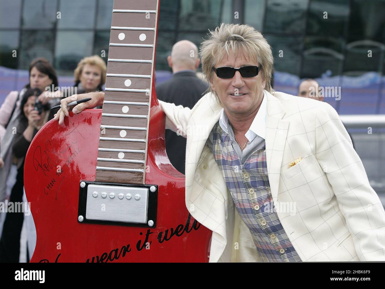 Singer Rod Stewart signs Gibson Guitar replica at Gibson Guitartown ...